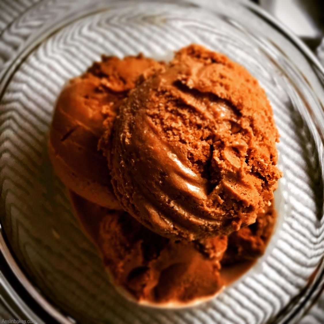 Rich & Creamy Mocha Ice Cream (eggless) - AeslinBakes